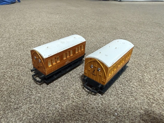 HORNBY THOMAS & Friends Annie and Clarabel Coaches R110/R112 OO Gauge £ ...