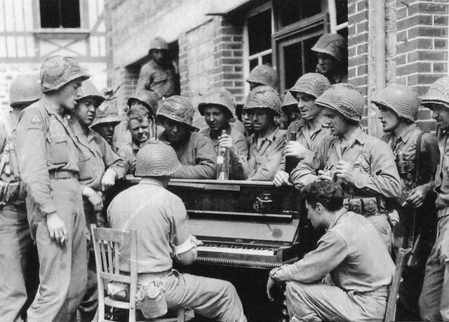 WW2 - SOLDATS américains autour d'un piano en Normandie en juin 1944 ...