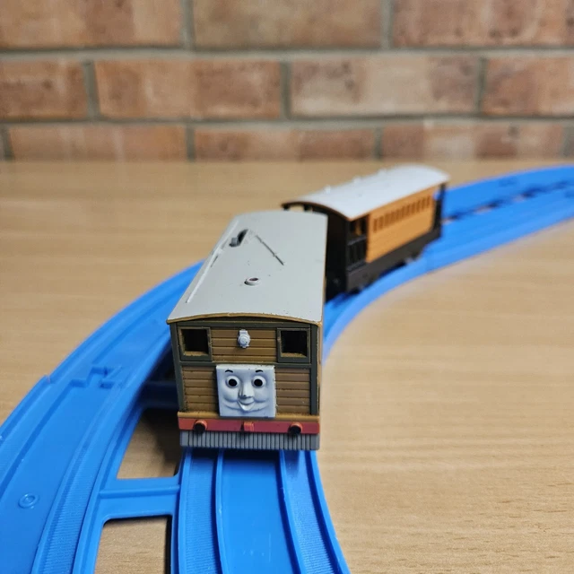 TOMY TRACKMASTER THOMAS the tank engine battery train toby and ...