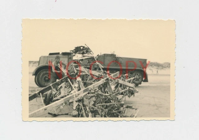 FOTO WK2 FRÜHES Kettenfahrzeug SDKFZ Zugmaschine vor Flugzeug Wrack ...