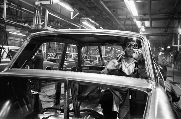 GENERAL SCENES INSIDE the Ford motor factory in Dagenham 1964 Old Photo ...