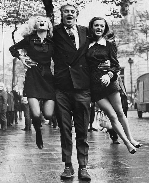 BILL TRAVERS CARRYING Actresses Hayley Mills And Louise Rush 1969 OLD ...