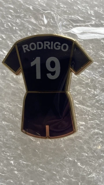 LEEDS UNITED 2021/22 Rodrigo Away Kit Badge £4.00 - PicClick UK