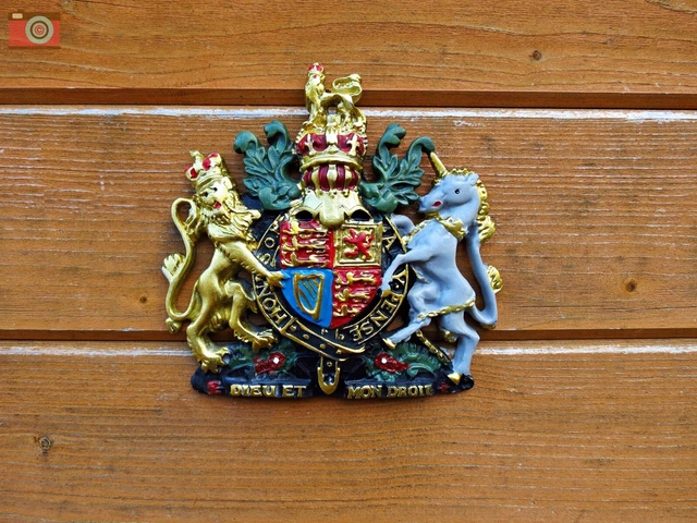 ROYAL COAT OF ARMS WALL PLAQUE. Crest, Warrant. King & Queen. Hand ...