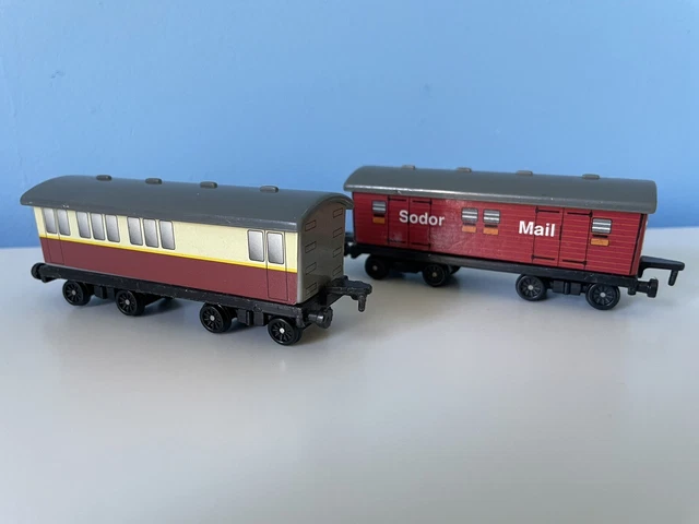 THOMAS THE TANK Engine & Friends ERTL Express Coach & Sodor Mail Coach ...