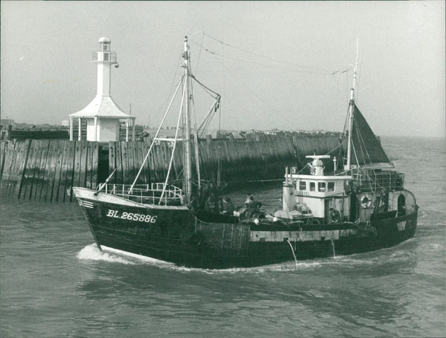 THE FRANÇAIS CHALUTIER Cassel Et Hms Cuxton Enteri - Vintage Photo ...