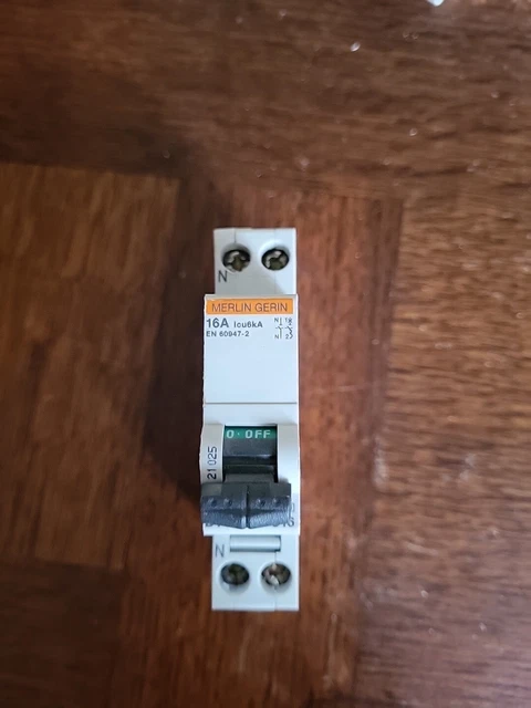 DISJONCTEUR DT40 16A Courbe C 21025 Merlin Gerin 16Ampere 2P. Schneider ...