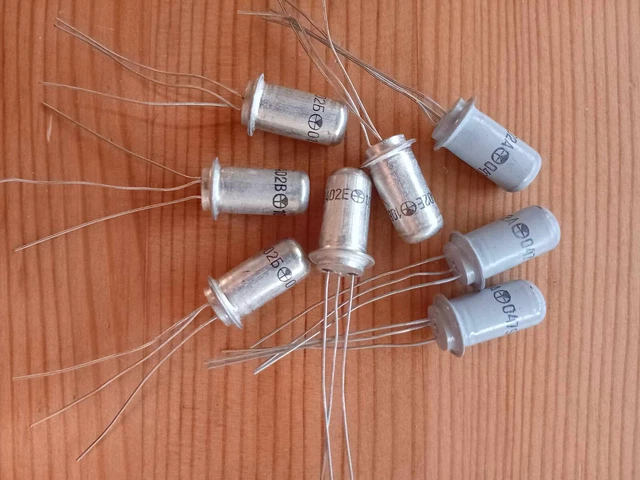 GT402 (A-E) GT404 (A-D) PNP Soviet Germanium Transistors EUR 5,00 ...