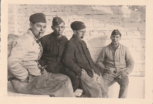 PHOTO SOLDAT ALLEMAND WW2 Luftwaffe en pause fument la pipe - 3677 EUR ...