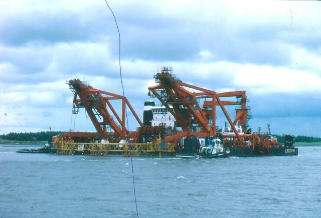 ORIGINAL SHIP COLOUR Slide Cargo Vessel Lifting Platform With Tugs ...