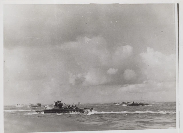 WW2 US MARINES Okinawa LVT Assault USMC 1945 - Original Photo £36.06 ...