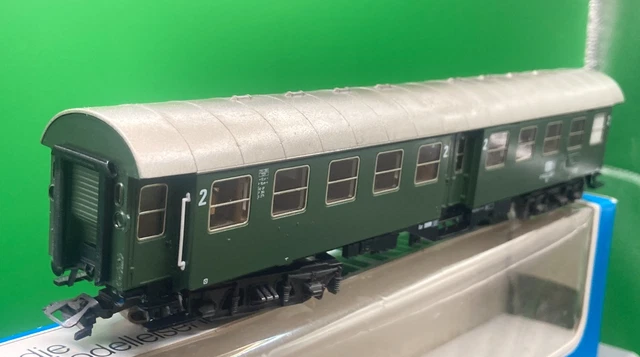 MARKLIN HO 4132 3-RAIL PASSENGER CAR 2nd CLASS OF THE DB GREEN LIVERY ...