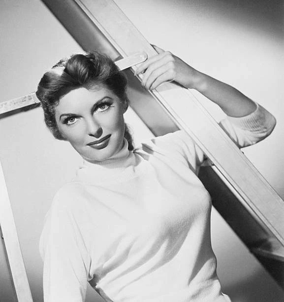 HOLLYWOOD SINGER JULIE London dashing around Hollywood a mad r- 1961 ...