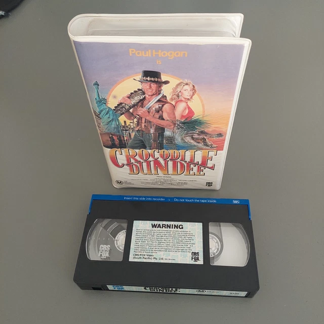 CROCODILE DUNDEE UNCUT Rare CBS FOX CLAMSHELL VHS PAL Video Cassette ...