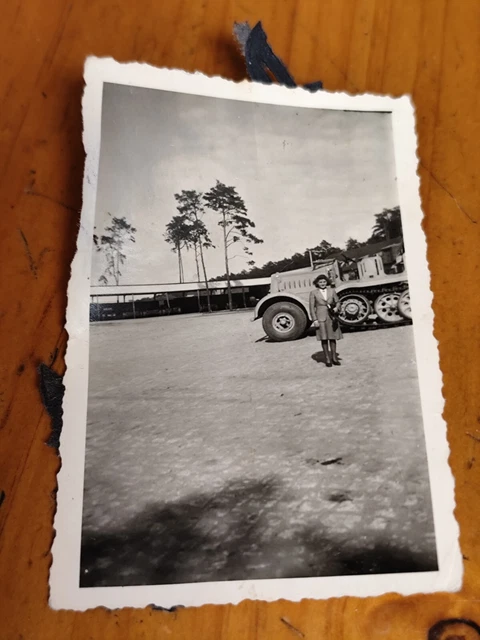 ORIG. FOTO DAME Mädel vor Halbkette SdKfz. photos 2.wk ww2 FJ EUR 12,90 ...