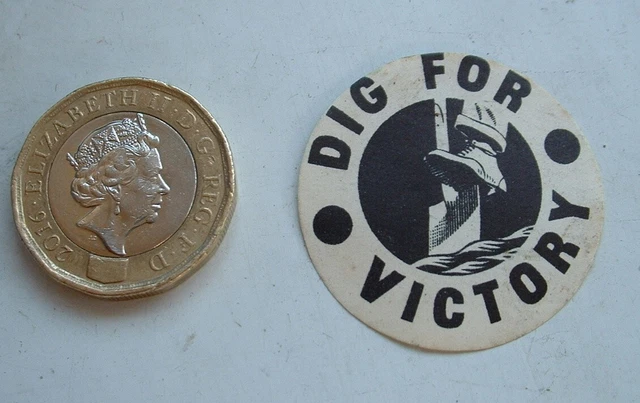 ORIGINAL WW2 `DIG FOR VICTORY` HOME FRONT STICKER 1.25 inch diameter ...