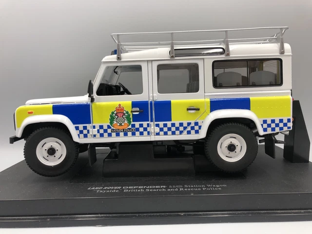 UNIVERSAL HOBBIES 1:18 Land Rover Defender 110 Police Tayside No ...