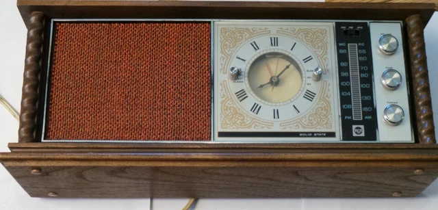 VINTAGE CLOCK RADIO- RCA Model RLS53S Pecan AM/FM Solid State Wood £56. ...