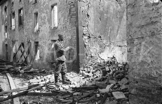 FOTO-NEGATIV, WK2, A.R.258, Westfront, Sdt. inspiziert eingen. Dorf ...