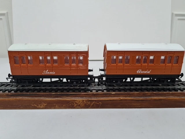 HORNBY 'OO' GAUGE R016-060 Annie & Clarabel - 2 Thomas The Tank 4 Wheel ...