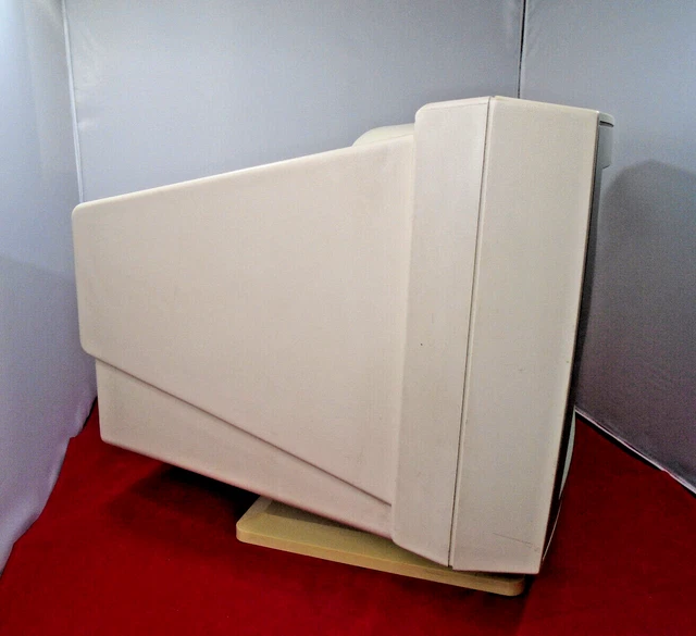 TAXAN 14& MULTISYNC 15-38KHz Monitor Model SV-775EV Picture scrolls ...
