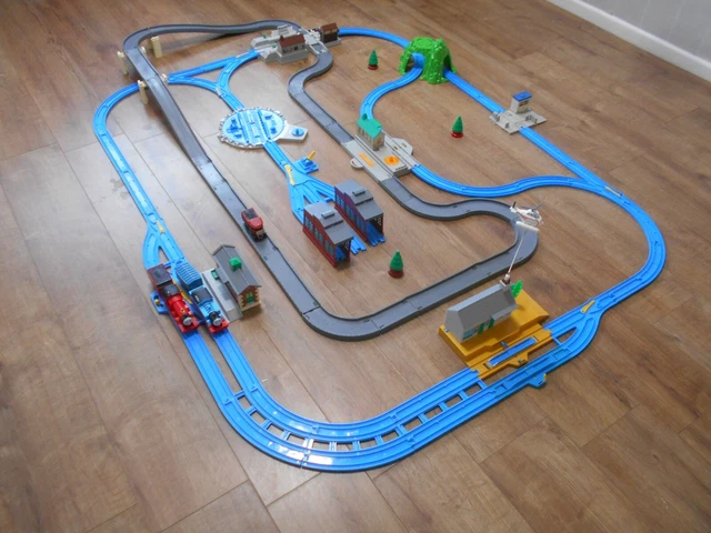 TOMY TRACKMASTER THOMAS the tank engine battery train set plus trains ...