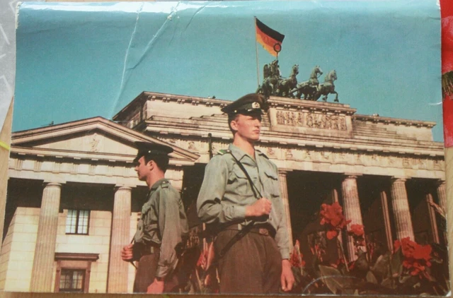 FOTO 1972 BERLIN Brandenburger Tor Grenzer Militär soldaten DDR vintage ...