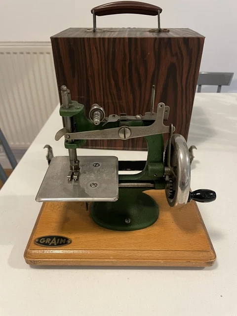 VINTAGE 1950S E.L Grain Mk1 Miniature Chain Stitch Sewing Machine £75. ...