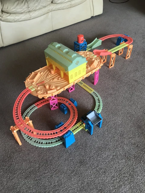 THOMAS AND FRIENDS Trackmaster Hyper Glow Station With Thomas Engine £ ...