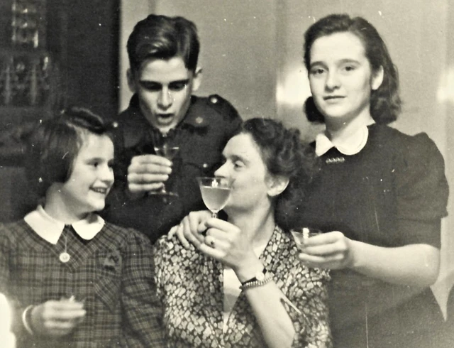 ORG. FOTO, MUTTER mit Kinder BDM Mädchen Mädel Pimpf LW-Flakhelfer, 2WK ...
