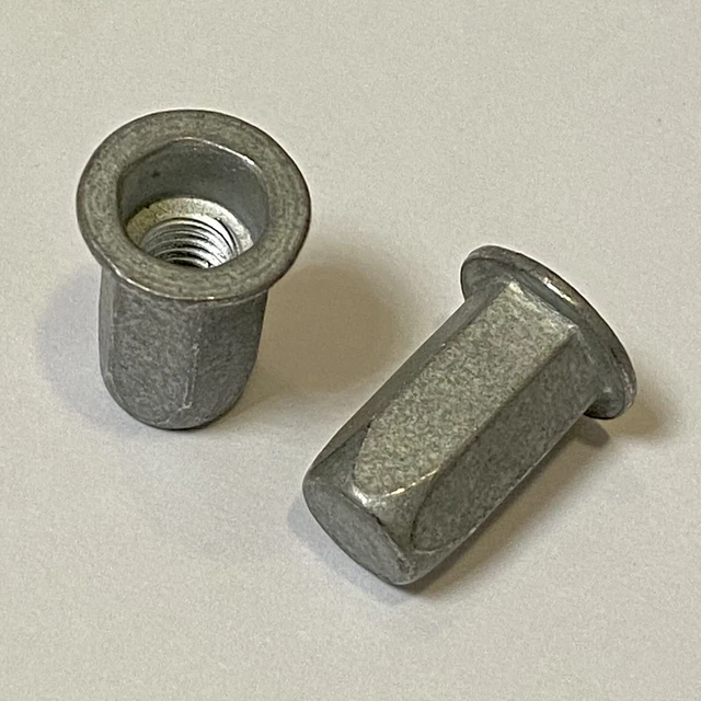 2 ORIGINAL AUDI SEAT Skoda VW Blindnietmutter Einziehmutter Heckklappe ...