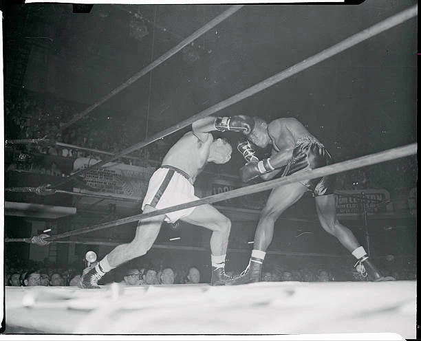 JOHNNY SAXTON BOXING Against Ramon Fuentes 1954 Old Boxing Photo EUR 6 ...