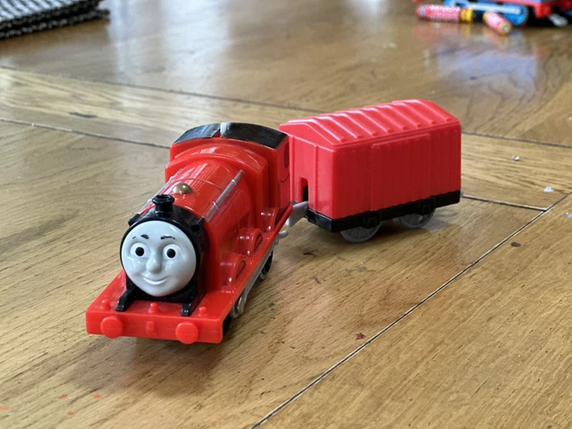 THOMAS AND FRIENDS Trackmaster James with Trackmaster Train battery ...