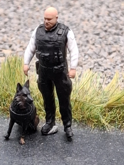 SCALE3D 00/1.76FIGURES HANDPAINTED Police Dog Handler With His Dog £3. ...