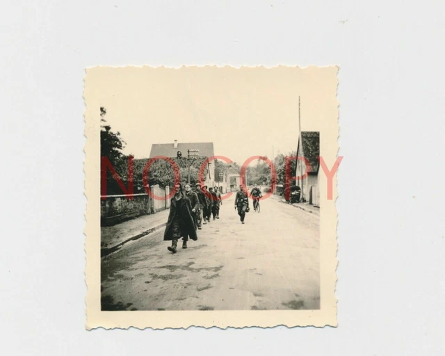 FOTO WK 2 Frankreich Gefangene Soldaten werden abgeführt Dorf Ville #11 ...