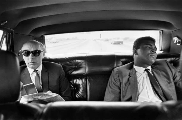 MUHAMMAD ALI WITH Daily Mirror reporter Donald Zec in the back of - Old ...