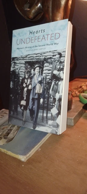 HEARTS UNDEFEATED: OF WWII writing by Jenny Hartley,...box 32 EUR 6,78 ...