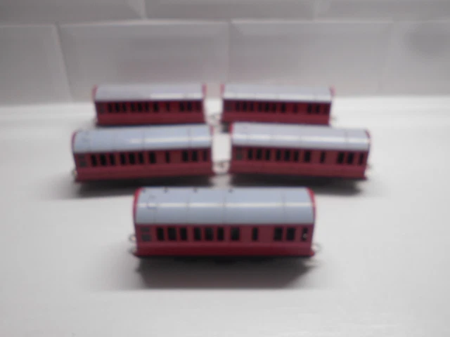 TOMY TRACKMASTER THOMAS the tank engine red express coaches x 5 £20.00 ...
