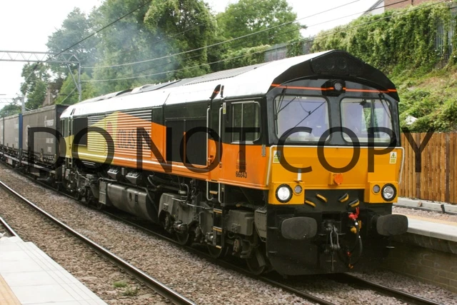UK DIESEL TRAIN Railway Photograph Of Class 66 66843. Loco. Rm66-1010 £ ...