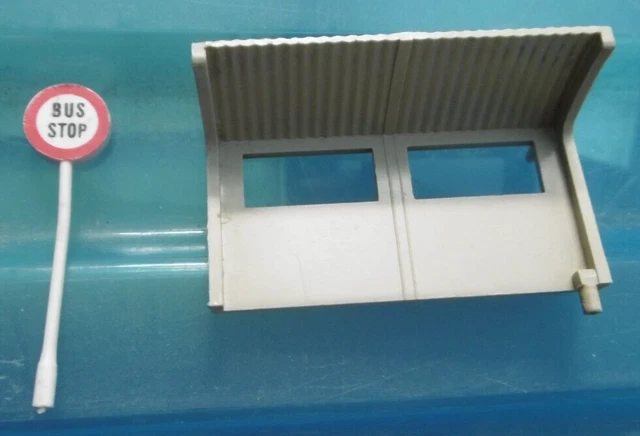 TRIANG MINIC MOTORWAY Plastic Bus Stop & Sign Vgc £4.99 - PicClick UK