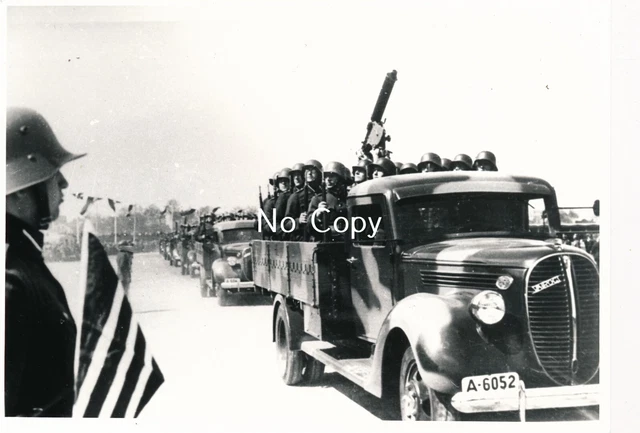 FOTO LETTLAND RIGA Lettische Soldaten mit Kampfwagen X193 EUR 42,90 ...
