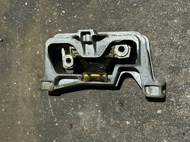 MERCEDES-BENZ A CLASS W176 Drivers O/S Lower Engine Mount A2462402517 ...
