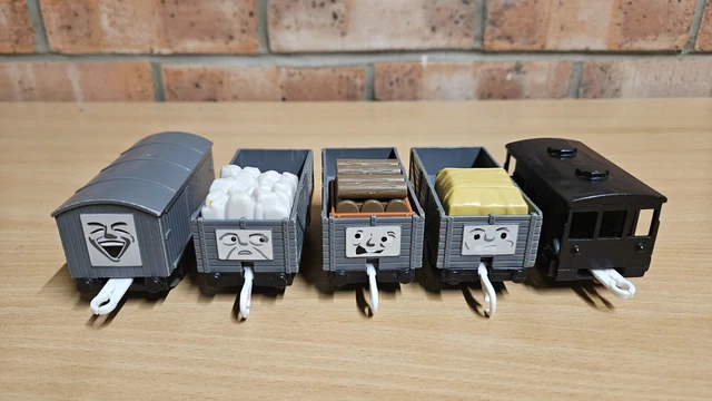 TOMY TRACKMASTER THOMAS the tank engine troublesome trucks X4 And Break ...