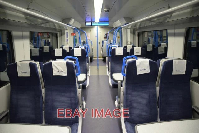 PHOTO 1ST Class Saloon Of Dmc (A) No401048 Of Class 700/0 Desiro City 8 ...