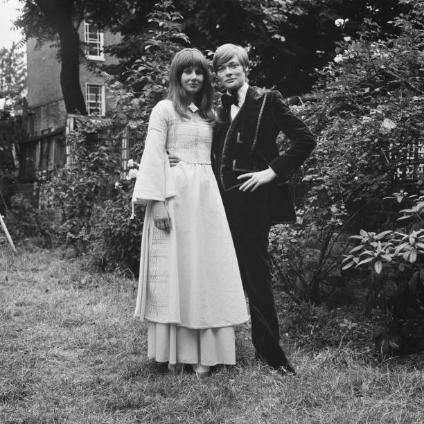 ENGLISH ACTOR SIMON Ward with his wife Alexandra UK 1972 OLD PHOTO £5. ...