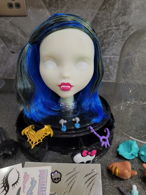 MONSTER HIGH DOLL 'Gore-geous Ghoul Anti-Styling Head' & Accessories ...