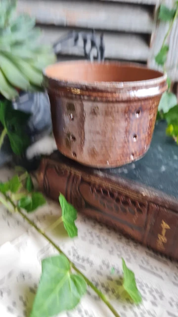 ANCIENNE FAISSELLE EGOUTTOIR EN GRES MARRON sur pied EUR 30,00 ...