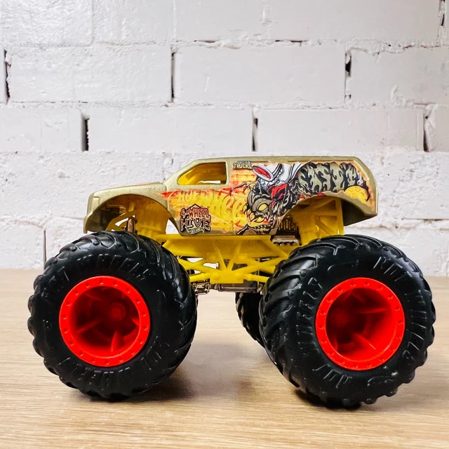 4-WHEEL HIVE BEEN Monster Mania Jam Truck 1:64 Yellow Gold Red Wheels ...