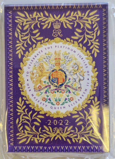 ROYAL COLLECTION TRUST Queen Elizabeth Platinum Jubilee Magnet Crest ...