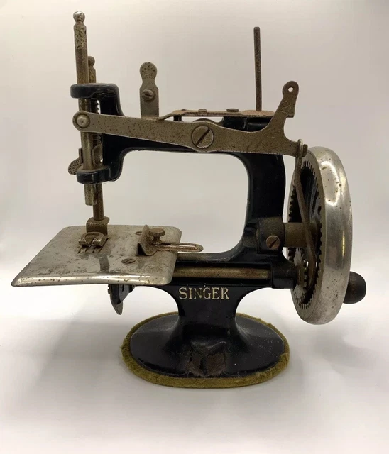 ANTIQUE/VINTAGE SINGER MINI Sewing Machine Salesman Sample Childs Toy ...